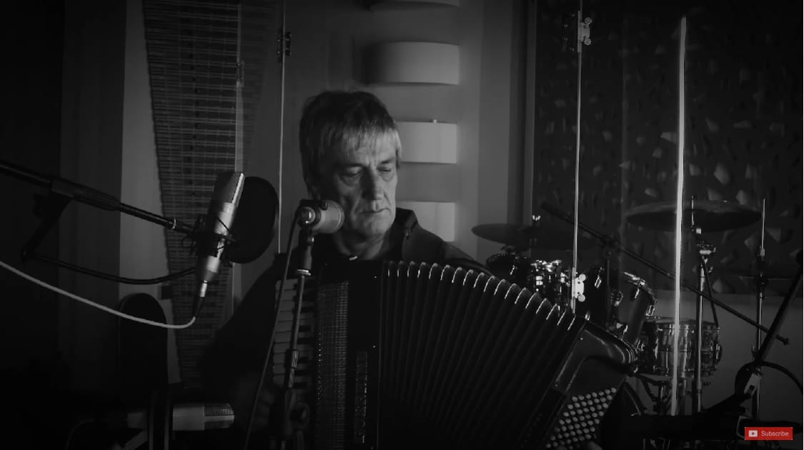 Premijera Mustafa Šantić - Kiša pada, trava raste (V1DEO)